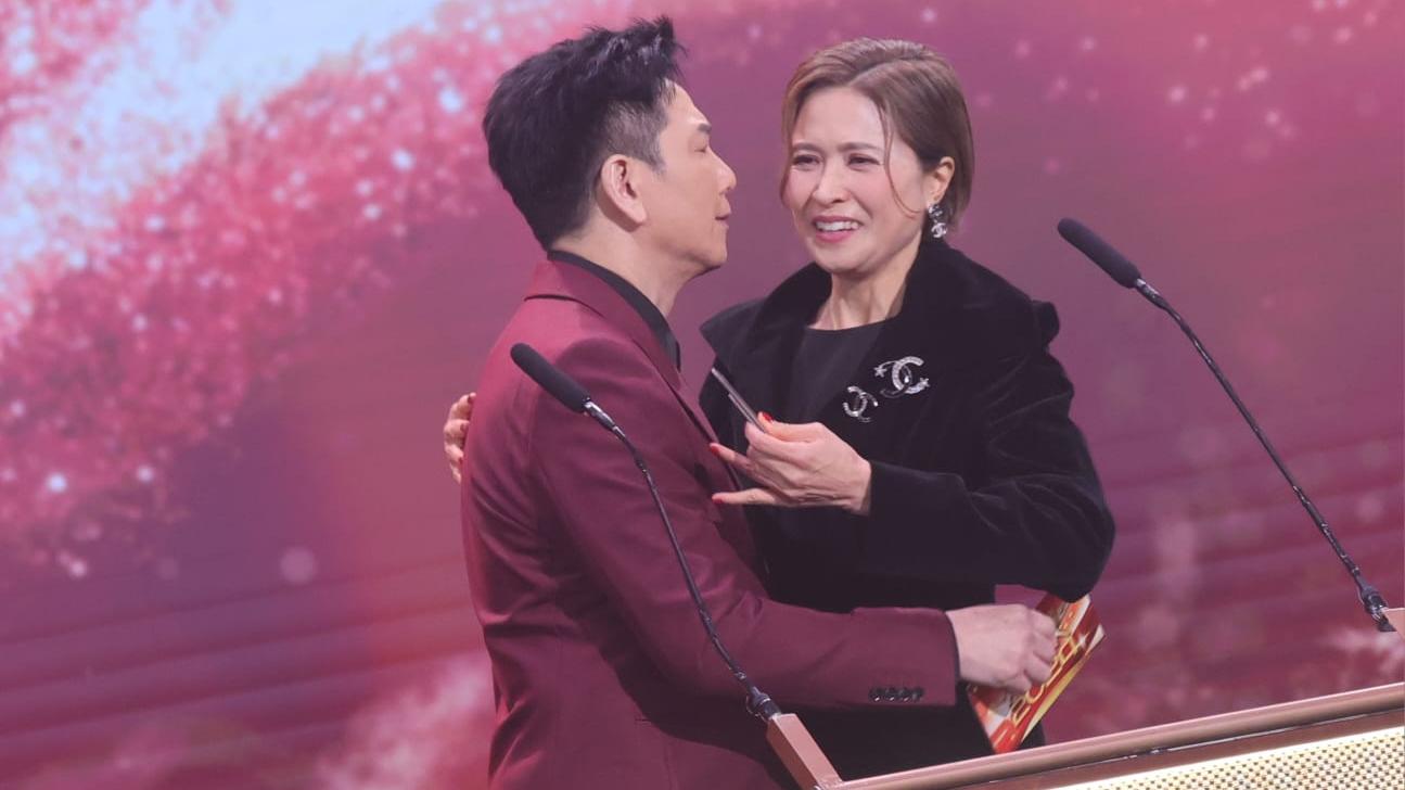 萬千星輝頒獎典禮2024｜溫兆倫擁抱邵美琪 送金牌預祝女方60歲生日 | am730